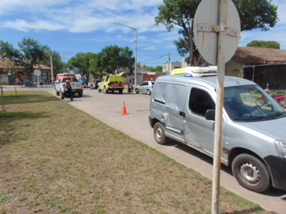Accidente Entre Auto Y Moto Deja Dos Jóvenes Hospitalizados Diario Sur24